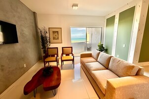 Apartamento premium | Área de estar | Smart TV 32 polegadas com canais digitais, serviços de streaming