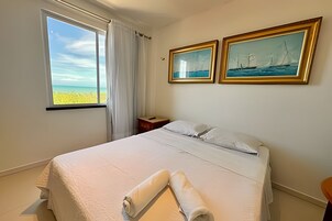 Apartamento família | Espaço de trabalho para notebook, cortinas blackout