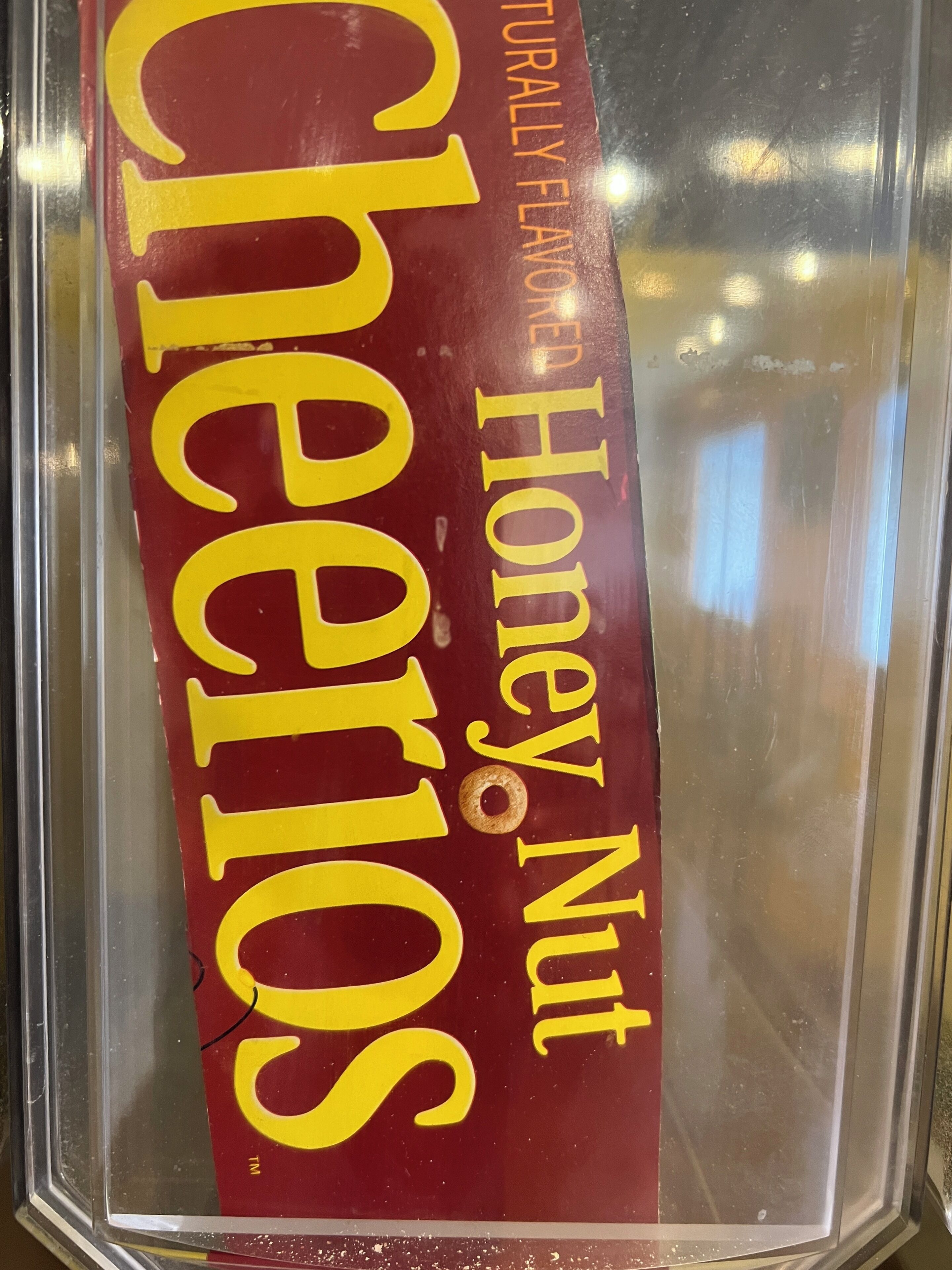 Caixa de cereais com a inscrição 'Cheerios Honey Nut'.