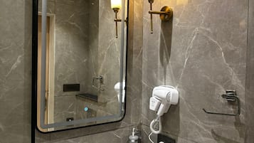 Quarto Duplo Executivo | Casa de banho | Um polibã, artigos de higiene pessoal grátis, um secador de cabelo