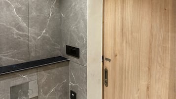 Quarto Duplo Executivo | Casa de banho | Um polibã, artigos de higiene pessoal grátis, um secador de cabelo