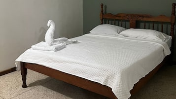Quarto quádruplo básico | Quartos à prova de som, Wi-Fi de cortesia, roupa de cama