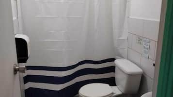 Quarto quádruplo básico | Banheiro | Chuveiro, secador de cabelo (mediante solicitação), toalhas de banho