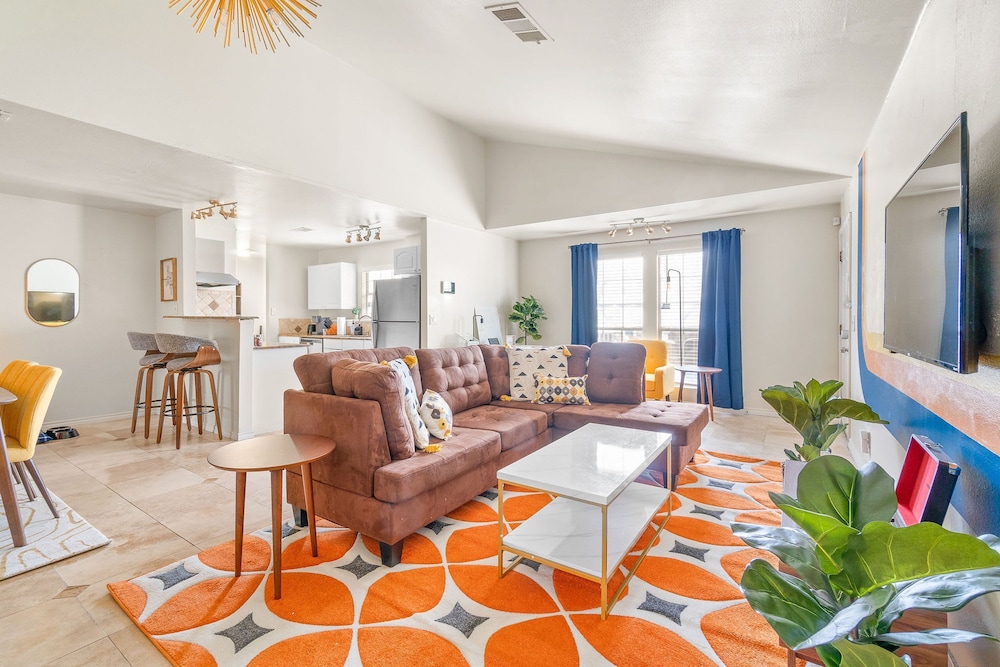 Dallas Retro House King Bed Backyard - Dalat