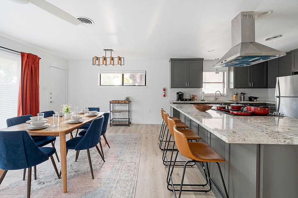 The Oak King Bed Huge Backyard - Richardson, TX