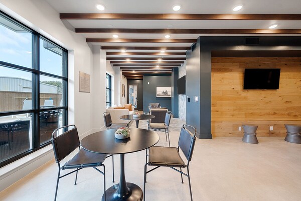 Sky-high Comfort 1br Gym Pool Pet Friendly - Farmers Branch