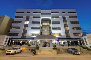 Fachada da propriedade à noite