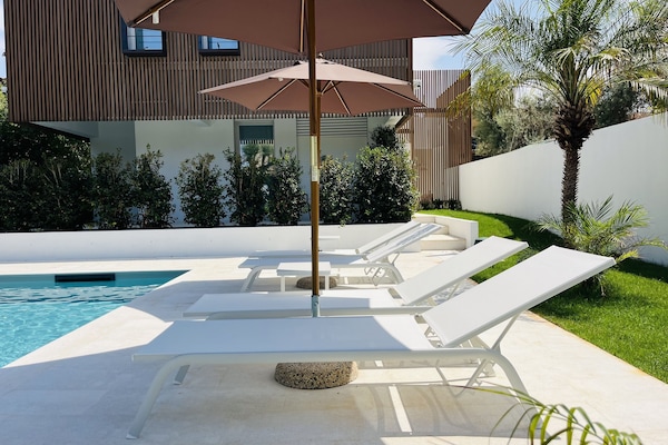 Terraço com espreguiçadeiras