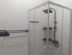 Apartamento | Casa de banho | Um polibã, uma banheira de imersão total 