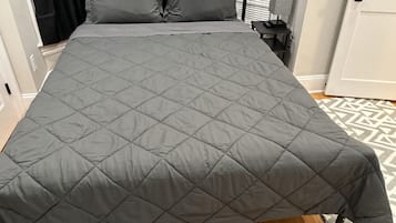 Quarto básico | 1 quarto, escrivaninha, espaço de trabalho para notebook
