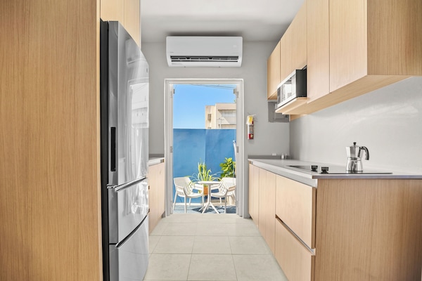 Um frigorífico/congelador grande, um micro-ondas, uma placa de cozinha