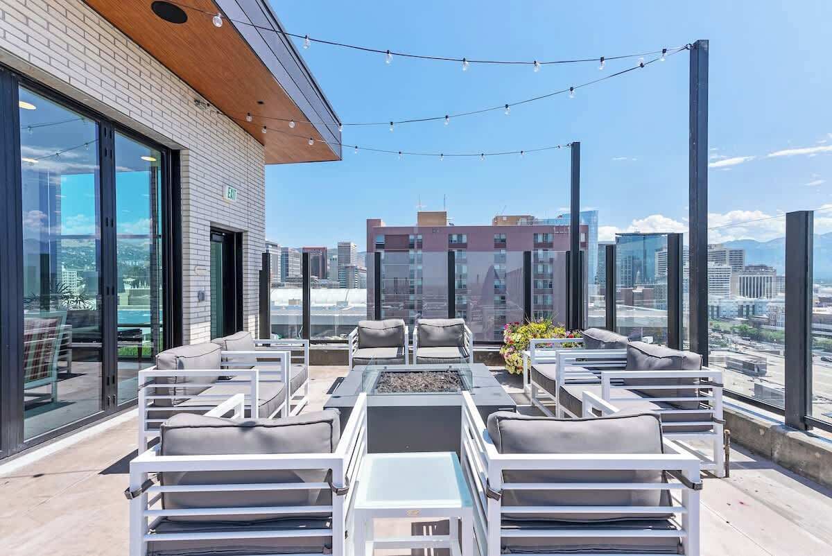 Rooftop Pool+Hot Tub | King Bed | DT SLC |Parking, Salt Lake City, UT ...