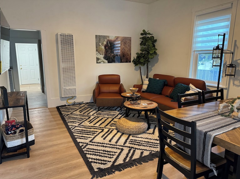 Charming Fully Remodeled 2-bedroom House With Wifi In Evanston - Bear River State Park, Evanston