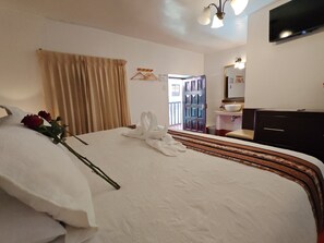 Quarto casal exclusivo, sacada, vista para o pátio | Cortinas blackout, ferros/tábuas de passar roupa, Wi-Fi de cortesia