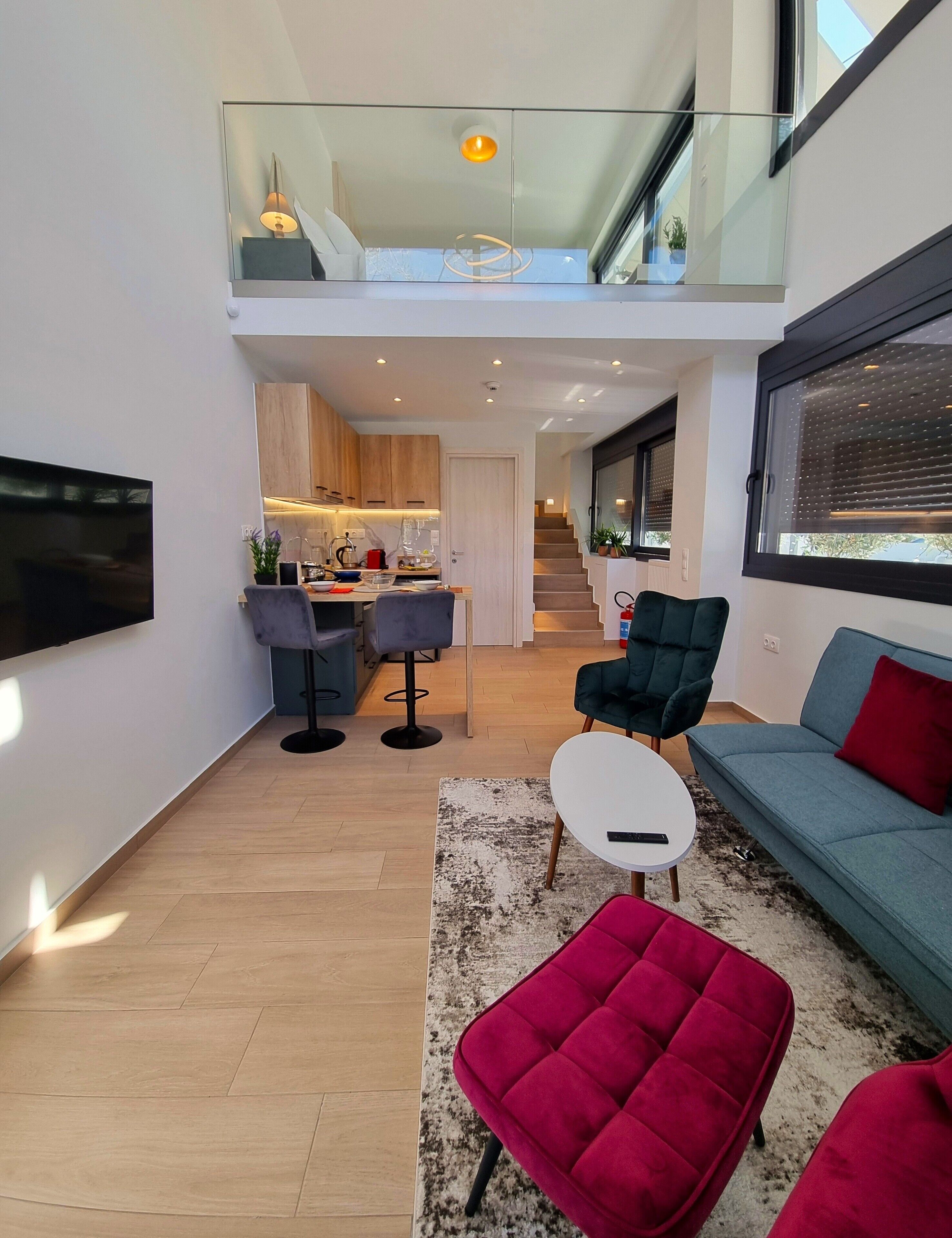 Um apartamento moderno com sala de estar, cozinha e espaço para refeições.