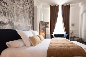 Quarto Duplo Deluxe, vista para o jardim | Roupa de alta qualidade, camas de colchão viscoelástico, secretária