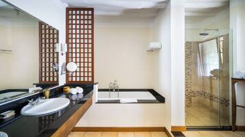 Suite Deluxe, 1 cama king-size, vista para o jardim | Casa de banho | Artigos de higiene ecológicos, um secador de cabelo, um bidé