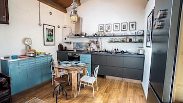 Apartamento, Vista para a cidade | Cozinha privada | Uma chaleira elétrica, uma torradeira