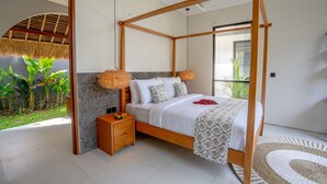 Quarto moderno com cama de dossel, mesa de cabeceira de madeira e uma janela grande.