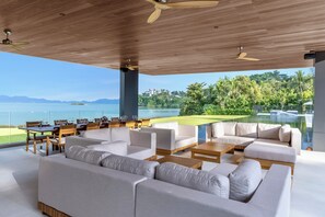 2 piscinas exteriores, guarda-sóis, espreguiçadeiras 