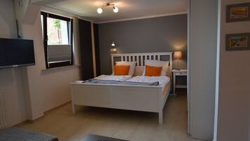 Apartamento conforto, 2 quartos | 6 quartos, individualmente mobiliados, roupa de cama