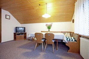Apartamento clássico, 2 quartos | Opções para refeição