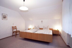 Apartamento clássico, 2 quartos | 5 quartos, individualmente mobiliados, roupa de cama