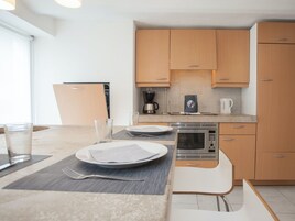 Apartamento Clássico, 2 quartos | Cozinha privada | Um frigorífico, um micro-ondas, um forno, uma máquina de lavar louça 