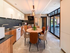 Villa Clássica, vários quartos | Cozinha privada | Um frigorífico, um micro-ondas, um forno, uma máquina de lavar louça
