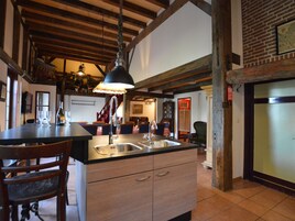 Casa clássico, 3 quartos | Cozinha privada | Cafeteira/chaleira, micro-ondas, fogão, lava-louças