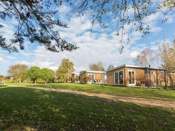 Cozy Chalet In Vrouwenpolder With Garden - Breezand