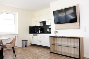 Um frigorífico, um micro-ondas, um forno, uma máquina de lavar louça