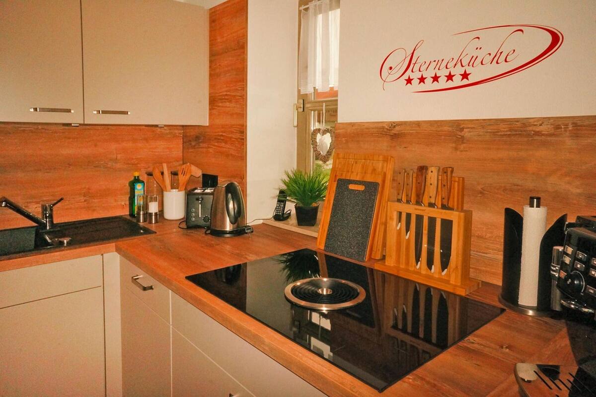 Apartamento Deluxe, 2 quartos | Cozinha privada | Um frigorífico, um forno, uma placa de cozinha, uma cafeteira/bule