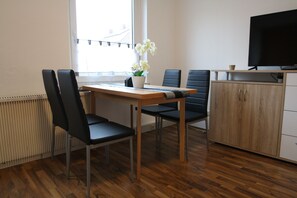 Apartamento clássico, 2 quartos | Opções para refeição