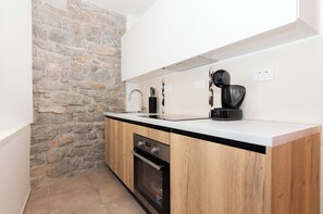 Apartamento Superior, 1 quarto, Vista para a cidade | Cozinha privada | Um frigorífico, uma máquina de lavar louça, uma chaleira elétrica