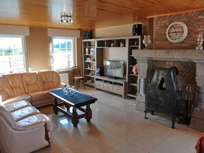 Casa conforto, 5 quartos | Sala de estar | DVD player