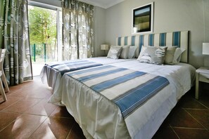 2 quartos, com mobília individualizada, roupa de cama fornecida
