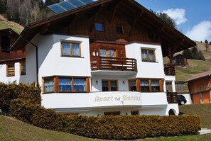Apartamento clássico, 2 quartos | Fachada