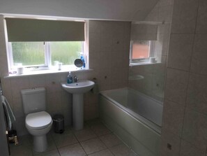 Casa, 3 quartos, pátio | Casa de banho