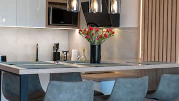 Apartamento Clássico, 3 quartos | Cozinha privada | Um frigorífico, um micro-ondas, uma máquina de lavar louça