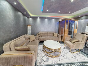 Casa Clássica, 4 quartos | Sala | Lareira 