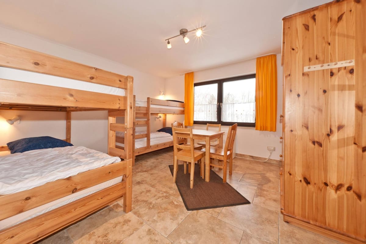 20 quartos, com mobília individualizada, roupa de cama fornecida 