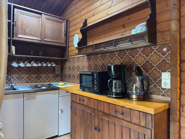 Casa Elite, 1 quarto | Cozinha privada | Um frigorífico, um micro-ondas, um forno, uma cafeteira/bule 