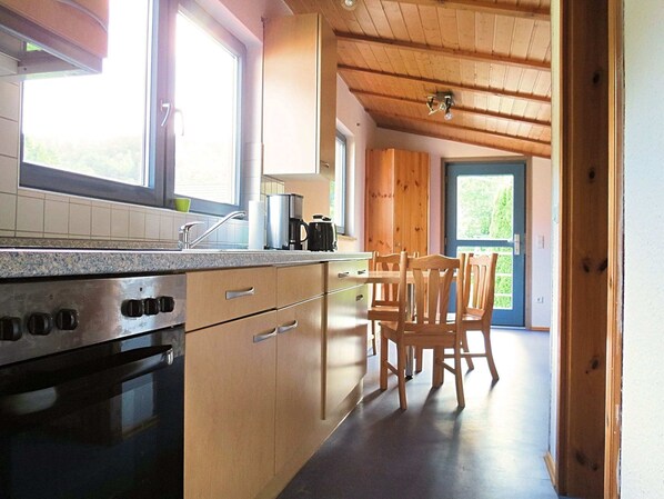 Casa Clássica, 4 quartos | Cozinha privada | Um frigorífico, um forno, uma máquina de lavar louça 