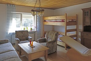 Apartamento clássico, 6 quartos | 40 quartos, individualmente mobiliados, ferros/tábuas de passar roupa