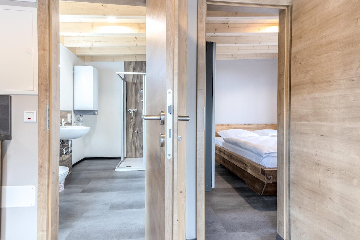 22 quartos, com mobília individualizada, roupa de cama fornecida