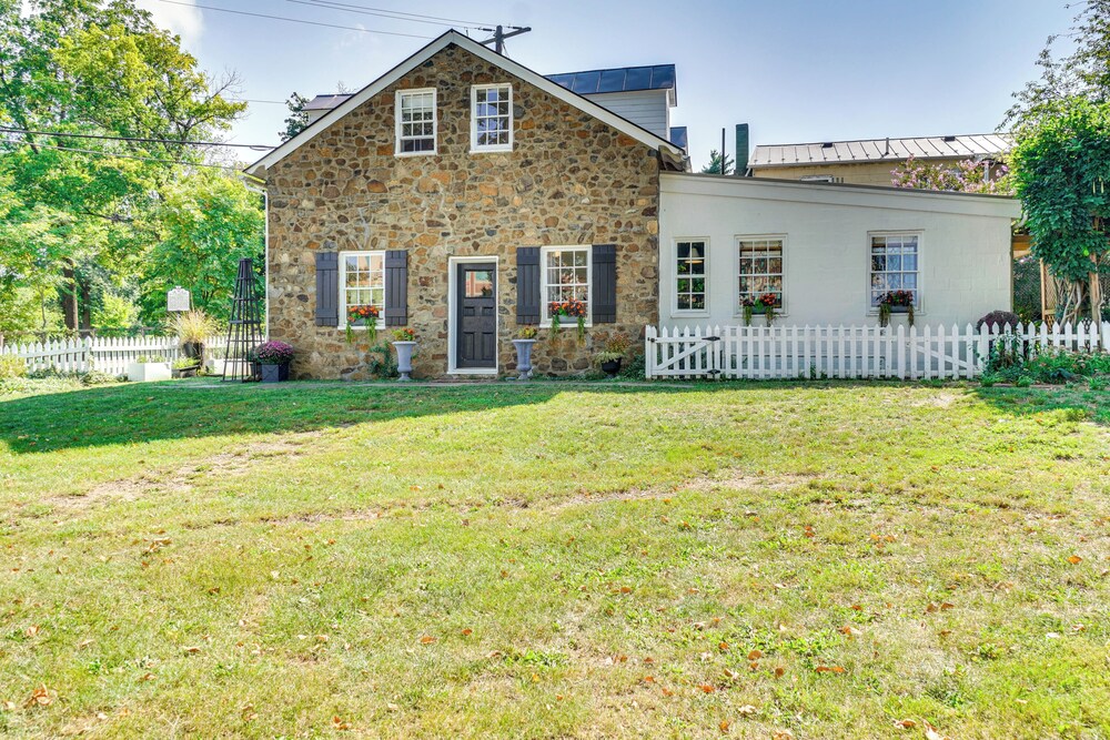 Cottage W/ Furnished Patio & Garden: Dtwn Leesburg - Leesburg, VA