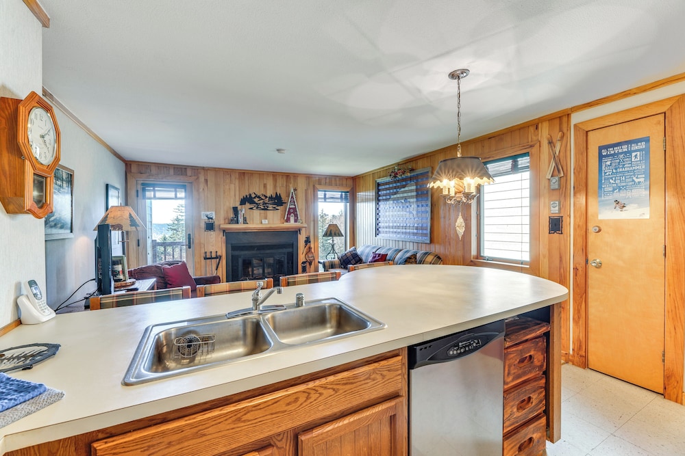 2 Mi To Snowshoe Resort: Townhome W/ Deck! - West Virginia