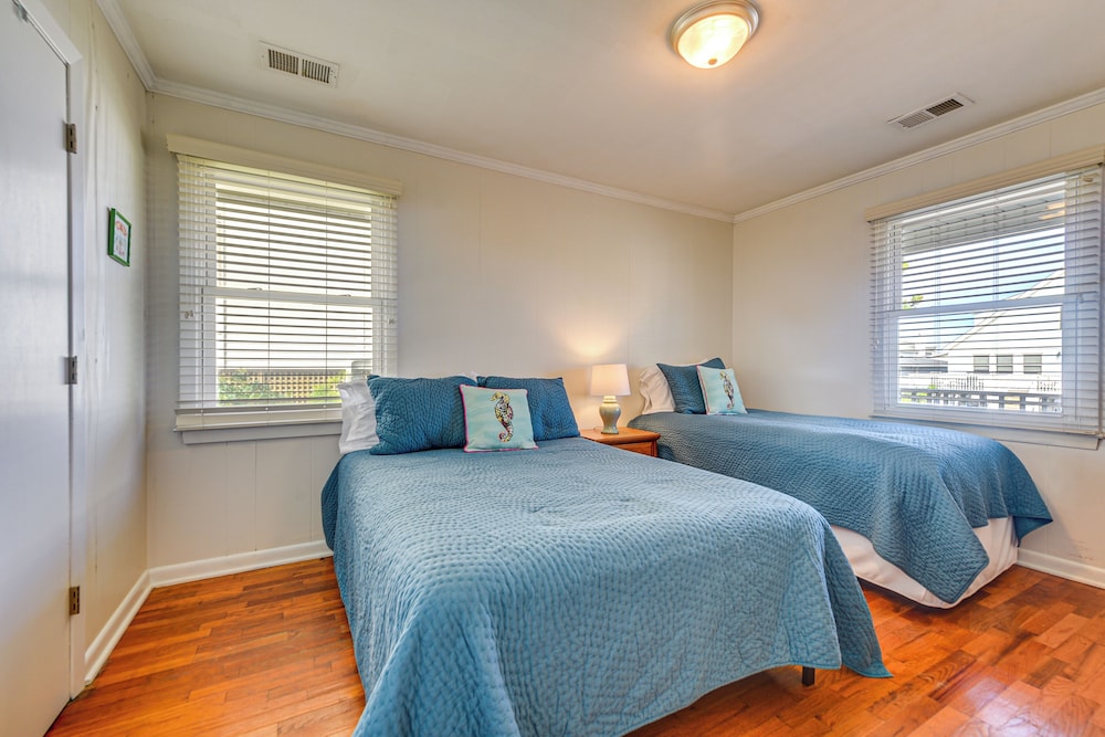 Home On Ocean Isle Beach W/ Catwalk & Deck - Ocean Isle Beach, NC