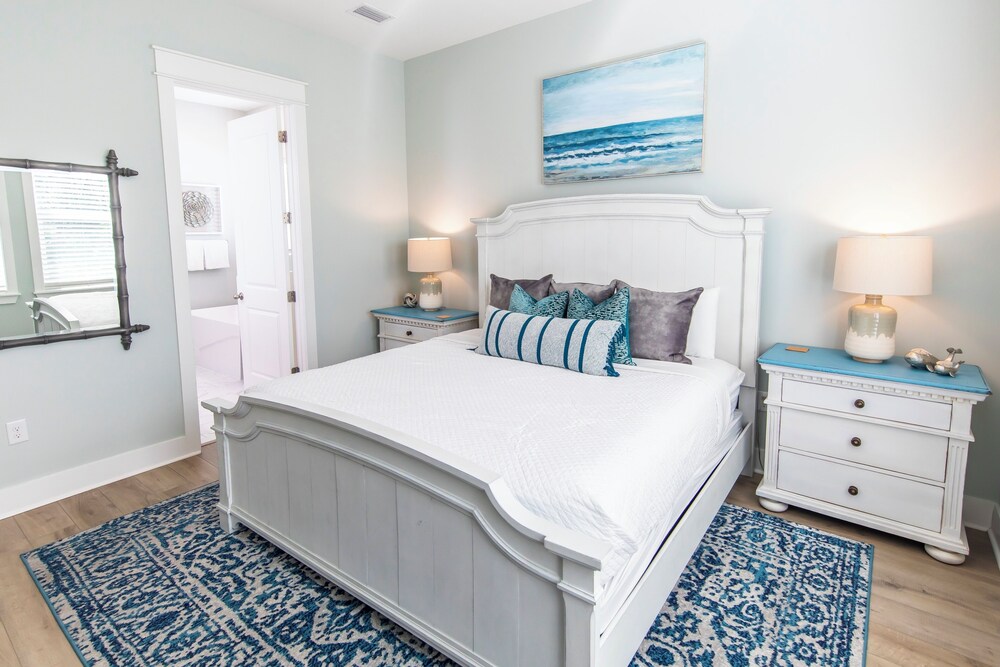 Coastal Oasis, Close to Beach/Shops/Restaurants plus Community Pool ...